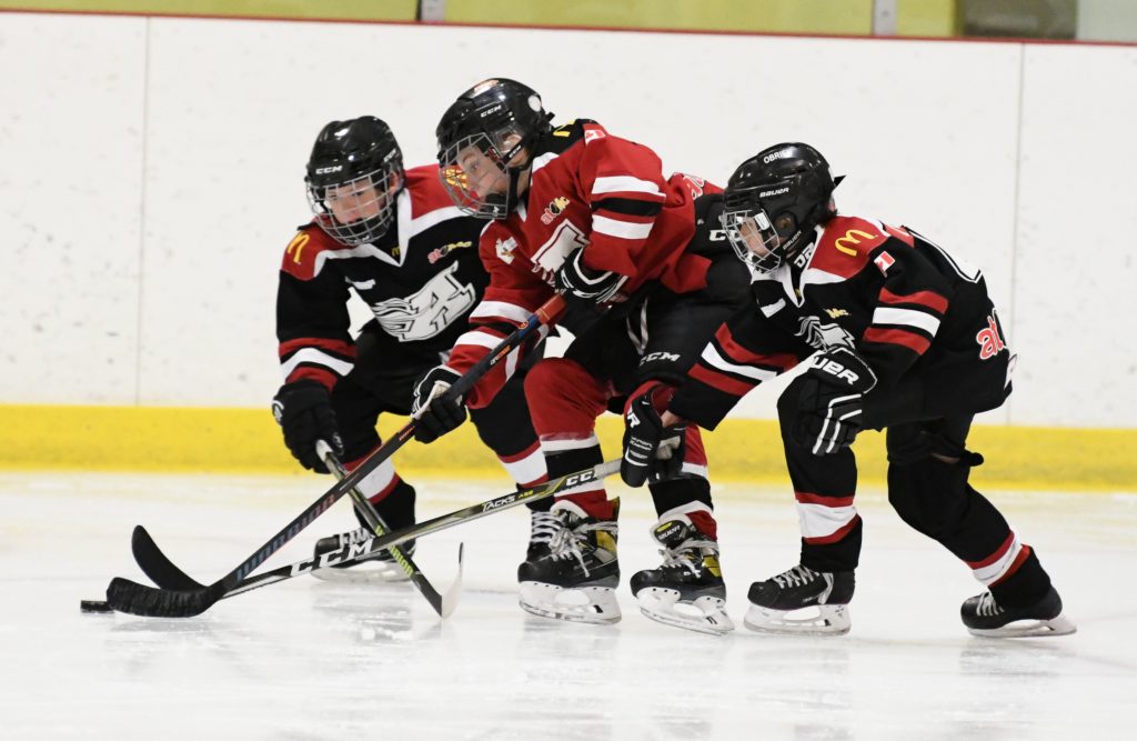 U11 Red, in black, takes on U11 Black, in red – The Aylmer Express